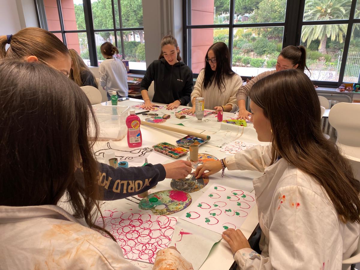 L’alumnat de segon d’Educació Infantil explora la serigrafia en un taller creatiu | Blanquerna ...